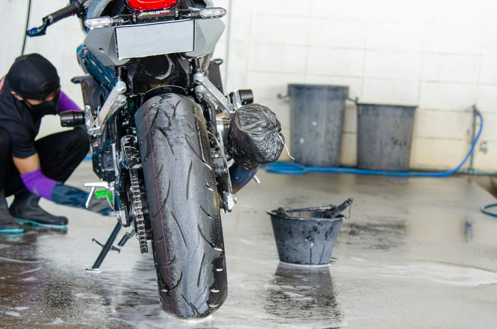 Nettoyer et laver sa moto : Conseils pour un entretien correct